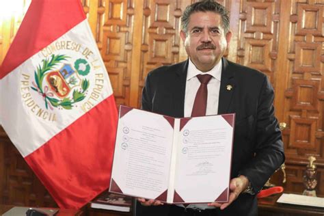 Titular del Congreso firma autógrafa de ley que promueve el libro