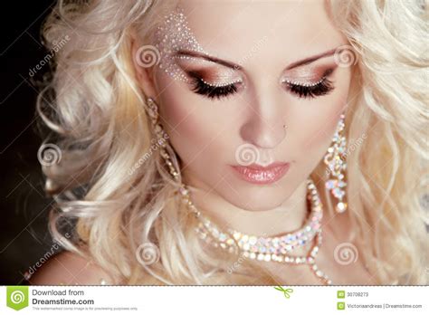 El Retrato De La Muchacha Rubia Hermosa Con Compone Y Pelo Rizado Je