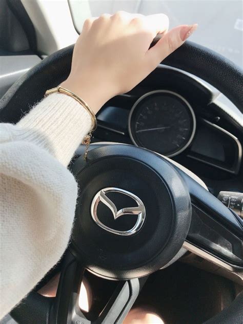 En 2024 Carro De Chica Mujer Manejando Mazda