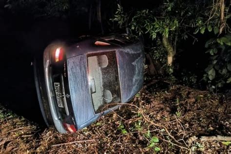 Homem fica ferido após colidir carro contra árvore na PR 477