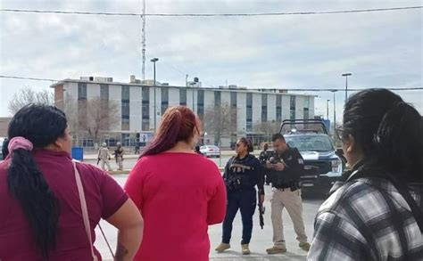 Tras fuga de reos en penal de Ciudad Juárez familiares piden explicaciones