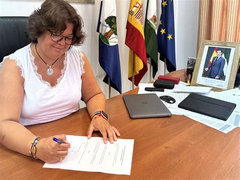 La alcaldesa de Huévar denunciará a Sánchez si no le quita la deuda de
