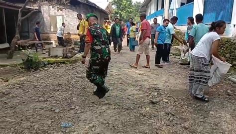 Babinsa Koramil Talun Kenas Bersama Warga Gotong Royong HARIAN MISTAR
