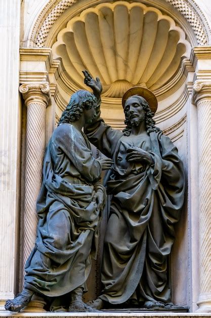 Ver a las estatuas de cristo y santo tomás de andrea del verrocchio en