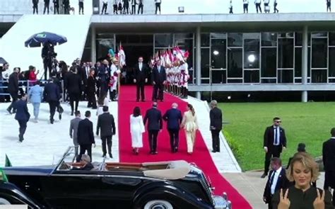 Lula desfila em carro aberto sobe rampa do Congresso e é tietado por