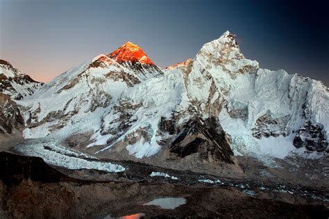 Mount Everest Weg zum Gipfel führt über Leichen GEO