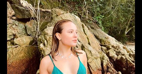 Larissa Manoela optou por um biquíni de cintura alta em passeio os