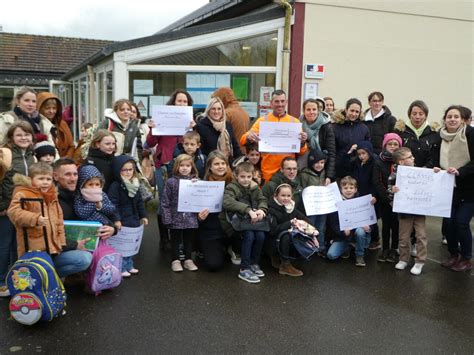 Le Val Saint Père fermeture d une classe les parents d élèves se