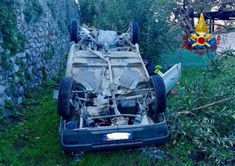 Incidente Stradale Al Trasimeno Auto Ribaltata E Persona Estratta