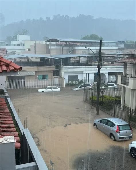 Chuva forte alaga ruas de Formiga e cobre veículos Rádio Santana FM