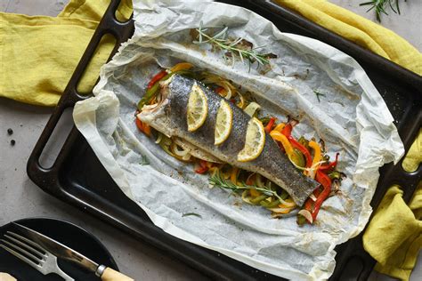 Cocinar Lubina al Horno con Verduras en Papillote Una Receta Fácil y