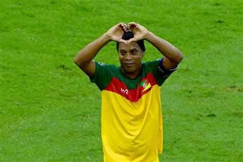 Ronaldinho comanda jogo beneficente para vítimas de inundações no RS