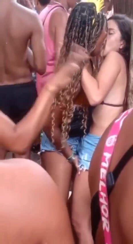 metendo o dedo na xereca no carnaval 2023 lésbicas se pegando Cnn Amador