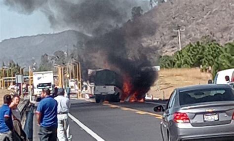 Chocan de frente 2 camionetas y se incendian en la Pátzcuaro Cuitzeo