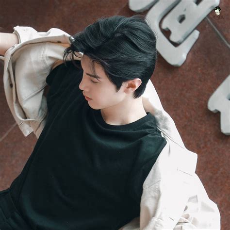 Triệu Lộ Tư tay trong tay Trần Triết Viễn trong Vụng Trộm Không Thể Giấu