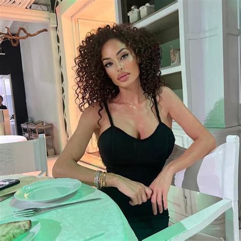 Raffaella Fico e il topless per il Napoli manterrà la promessa