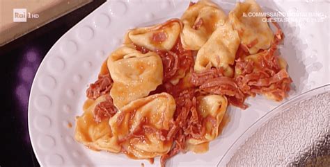 Alessandra Spisni cucina tortelloni di zucca con ragù di prosciutto