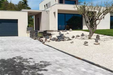 Aménagement installer une allée en pavés de béton dans le jardin