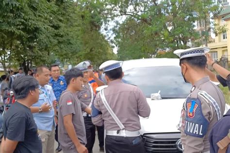 Petugas Tindak Kendaraan Parkir Sembarangan Prokal