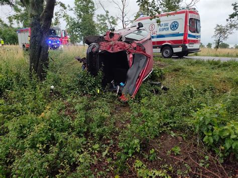 Wypadek w gminie Strzałkowo Samochód uderzył drzewo Dwie osoby