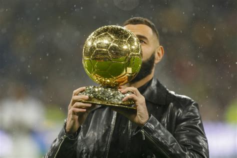 Photo Karin Benzema Pr Sente Son Ballon D Or Aux Supporters Dans Le