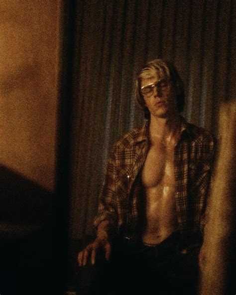 Evan Peters As Jeffrey Dahmer In Monster The Jeffrey Dahmer Story