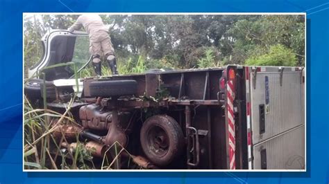 Passageiro fica preso às ferragens após caminhão aquaplanar e tombar na