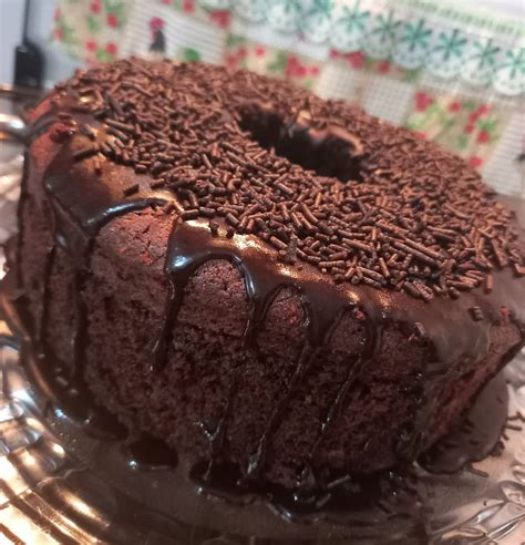 Bolo de chocolate da vovó Palmirinha é macio demais e aqui em casa todo