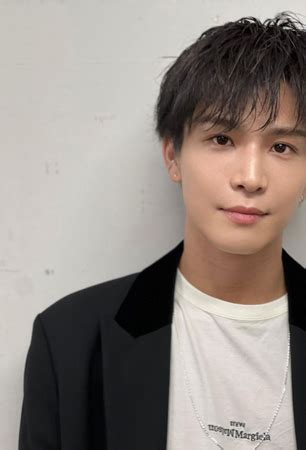 岩田剛典黒髪の破壊力ハンパないシンプルなモノトーンコーデも魅力的 歌詞検索サイトUtaTenふりがな付