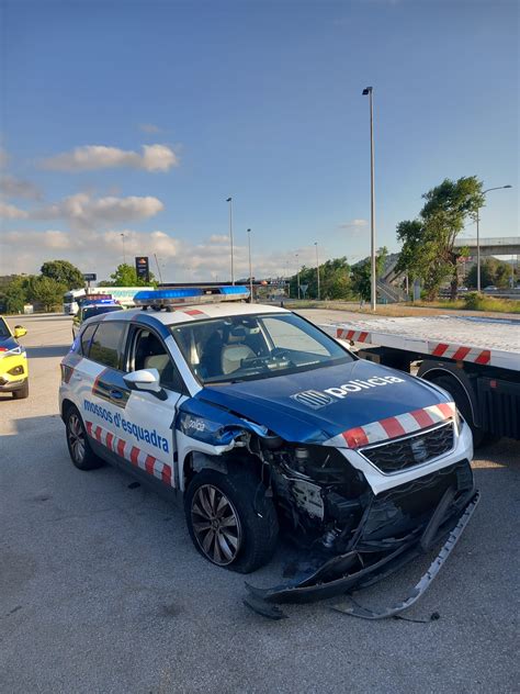 Detenido Tras Huir De Un Control De Los Mossos Embestir A Dos Coches
