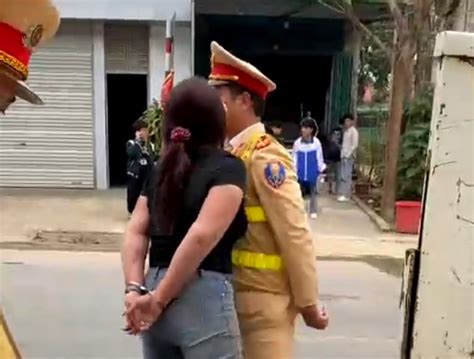 Xôn xao clip người phụ nữ bị còng tay lăng mạ đụng chạm thân thể vào