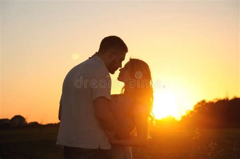 Pares Novos Sensuais Românticos No Amor Que Levanta No Campo No Sol