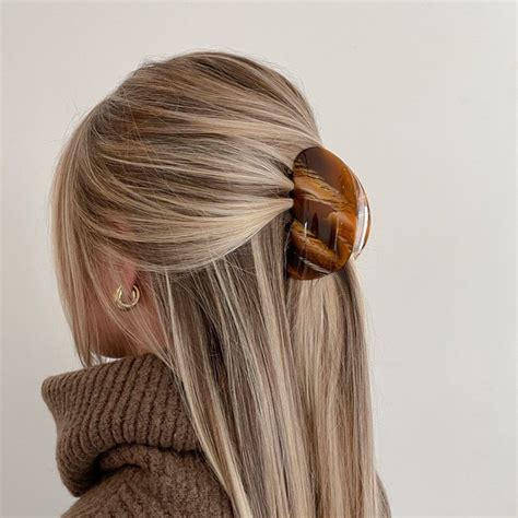 How To Wear A Claw Clip Half Up Half Down Looks Simple Hair Looks