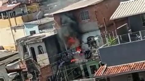 VÍDEO Casa pega fogo e homem fica gravemente ferido em BH