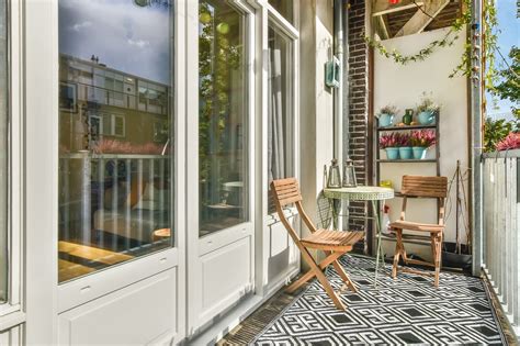 Balkon w minimalistycznym stylu jakie meble i dodatki warto wziąć pod