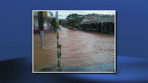 V Deo Chuva Alaga Ruas E Causa Transtornos Em S O Louren O Mg Sul