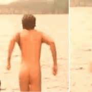 Tom Welling completamente desnudo enseña el culo y el pene en eCartelera