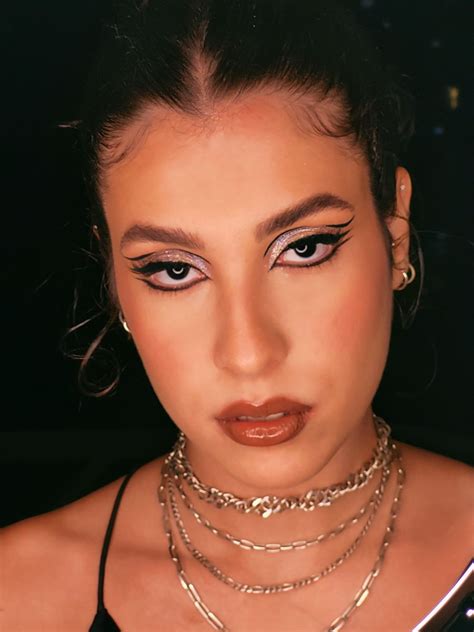 Milena Garcia No Instagram 🌪⛓🖤🔌 Delineado Grafico E Glitter Beauty And Hair By Me Delin