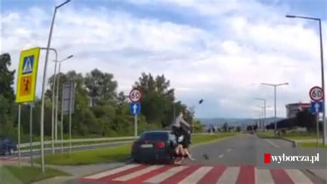 Makabryczny wypadek w Nowym Sączu Samochód wjechał w trójkę