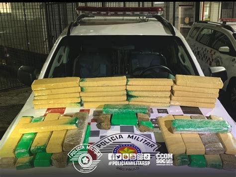 PM apreende quase 40 kg de maconha escondidos em sofá em Taubaté SP