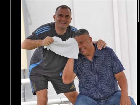 El Pol Mico Video Que Muestra A Un Asistente Sec Ndole La Transpiraci N
