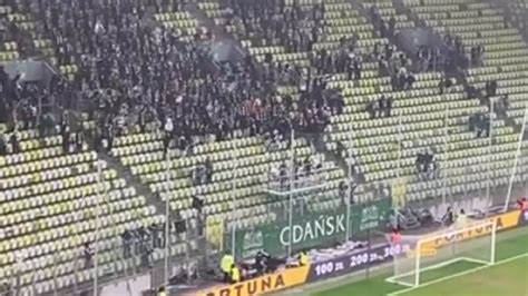 CAŁA LECHIA ZAWSZE RAZEM kibice i piłkarze Lechii po wygranym