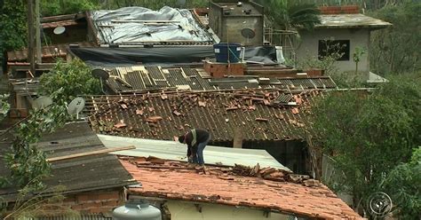 G1 Vídeo mostra desespero de família durante queda de telhado em