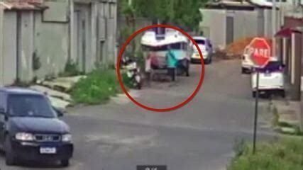 Vídeo mostra momento em que empresário é baleado e morto na porta de