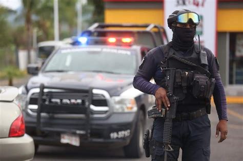 En Uruapan SSP Sedena GN Y FGE Aseguran A 2 Personas Drogas Y Arma