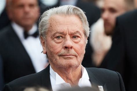 Alain Delon affaibli de très rares clichés de lacteur auprès de sa