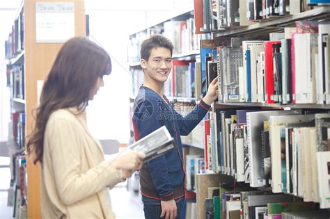 在图书馆学习的大学生高清图片下载 正版图片502003737 摄图网