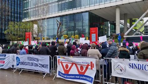 Economica net Primul protest al angajaţilor Carrefour 200 de
