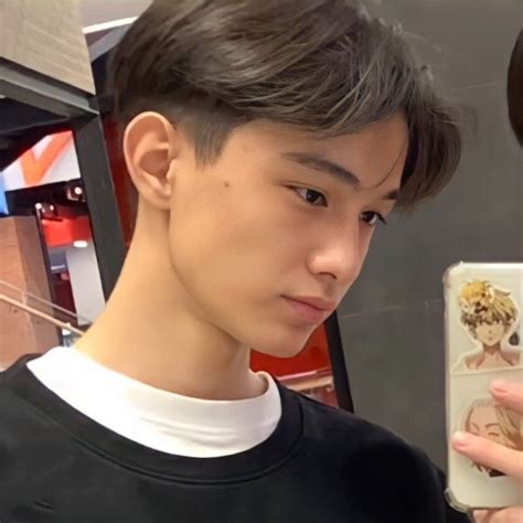 8 Inspirasi Potongan Rambut 2 Jari Bikin Penampilan Simple Tapi Elegan