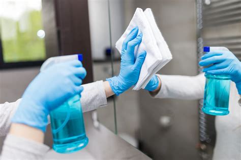 How To Clean A Mirror So It S Streak Free Trusted Since